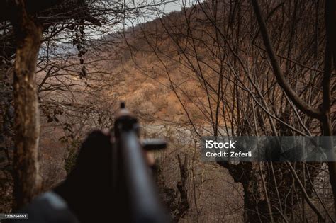 사수는 돌격 소총 무기로 대상을 목표로 손에 총을 들고 위험한 산적 무기 테마 장식과 촬영 테러리스트 개인적 시점에 대한 스톡