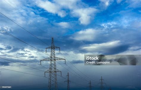 폭풍 구름에서 고전압 전력선 전기 분배 스테이션 고전압 전기 전송 타워 0명에 대한 스톡 사진 및 기타 이미지 0명 강철