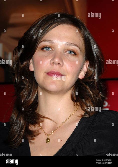 Maggie Gyllenhaal Firma Le Copie Immagini E Fotografie Stock Ad Alta