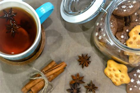 겨울과 새해 테마입니다 향신료와 크리스마스 차 오렌지와 차 한 잔 계피 아니스 나무 배경에 별모양의 쿠키 텍스트의 공간을 복사합니다 12월에 대한 스톡 사진 및 기타 이미지