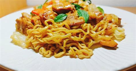 สูตร ไก่คั่ว ผัดเส้นราเมงสำเร็จรูป โดย ครัวไทยในเกาะเรอูนียง ฝรั่งเศส