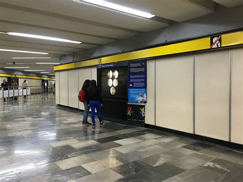 Invitan a un viaje espacial en la muestra De la Tierra a las lunas en la estación del Metro La