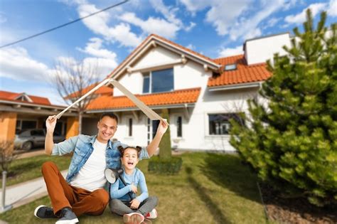 Familia Feliz Cerca De Casa Nueva Concepto De Bienes Raíces Foto