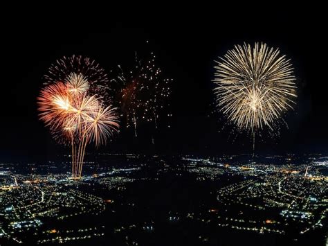 Hermosos fuegos artificiales coloridos en el cielo sobre la ciudad gran celebración de eventos
