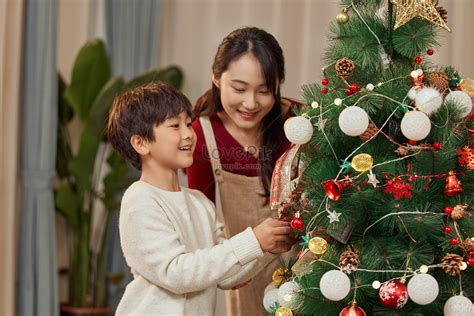 크리스마스 트리를 장식하는 행복한 아이들 사진 무료 다운로드 Lovepik