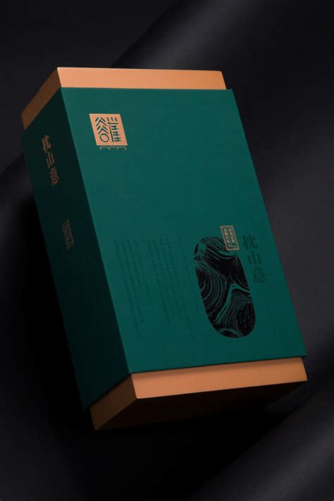 岩岩有茶，岩以茶名、茶以岩显 根据材质与质感的不同，采取不同的工艺与材质如uv、烫金、专色金、漆盒等。以三种颜色赭石、绿、红、区分肉桂、水仙