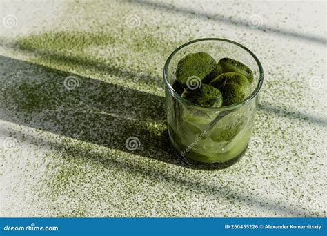 抹茶绿茶冰在白桌玻璃中融化洒有抹茶粉和浓烈阴影 库存照片 图片 包括有 多维数据集 冷静 护肤 260455226