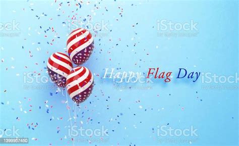 파란색 배경에 미국 국기로 짜여진 풍선 옆에 앉아있는 행복한 깃발의 날 메시지 Flag Day에 대한 스톡 사진 및 기타 이미지