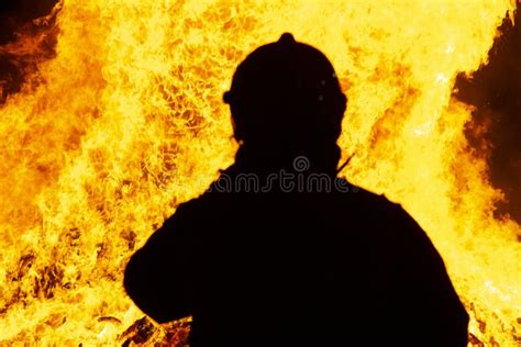 Bomberos Apagando Fuego Destrucción Y Desastre Imagen De Archivo