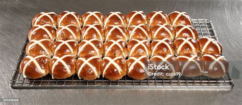 십자형 Buns 십자형 찍은 롤빵에 대한 스톡 사진 및 기타 이미지 십자형 찍은 롤빵 빵집 빵 Istock