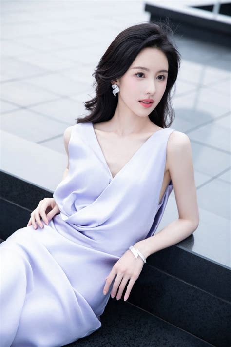 陈都灵穿紫色鱼尾裙优雅大方 天台上甜笑元气满满 搜狐大视野 搜狐新闻