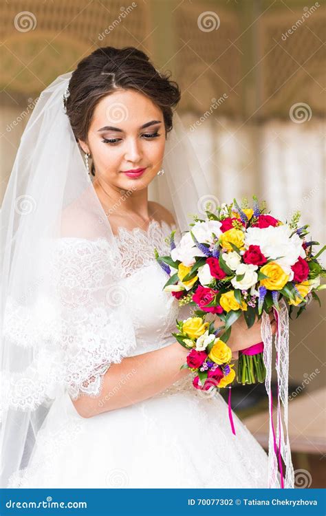 Het Huwelijk Bloeit Vrouw Die Kleurrijk Boeket Met Haar Handen Op