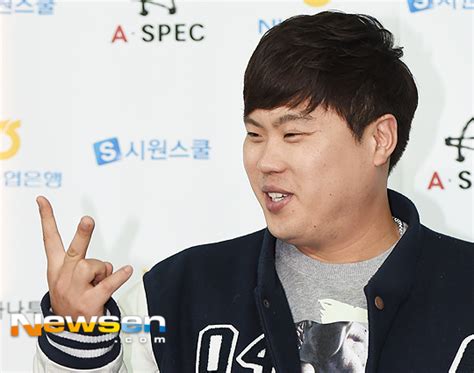 포토엔 류현진 ‘자신이 바라봐도 웃음 나오는 브이 손에 잡히는 뉴스 눈에 보이는 뉴스 뉴스엔