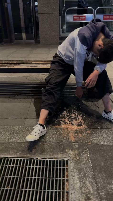 12 31 的誇年夜才晚上10：30左右 就有人整個醉倒在路邊 尬的！你的朋友就把你丟在路邊😂