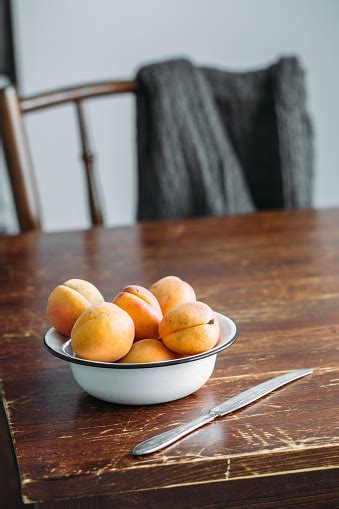 잘 익은 Peaches 과일을 바구니에 A Brown 압살했다 배경기술 0명에 대한 스톡 사진 및 기타 이미지 0명 갈색