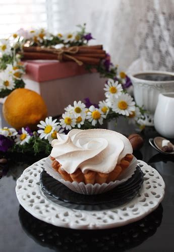 프랑스 디저트입니다 레몬 Tartlet 배열 한다입니다 어두운 배경입니다 달걀에 대한 스톡 사진 및 기타 이미지 달걀 레몬