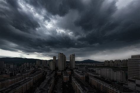 城市上空的乌云摄影照片