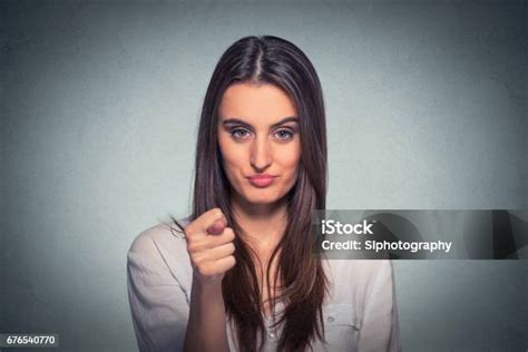 엄지손가락을 주는 여자 손가락 Figa 제스처 당신은 제로 아무것도 얻을 여자에 대한 스톡 사진 및 기타 이미지 여자 경영자 고객 Istock