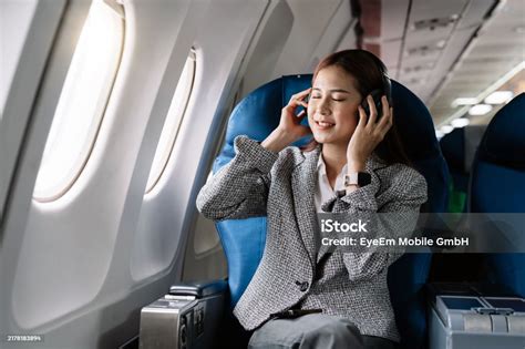 차에 앉아있는 동안 휴대 전화를 사용하는 젊은 여자의 측면보기 20 24세에 대한 스톡 사진 및 기타 이미지 20 24세 가구 날기 Istock