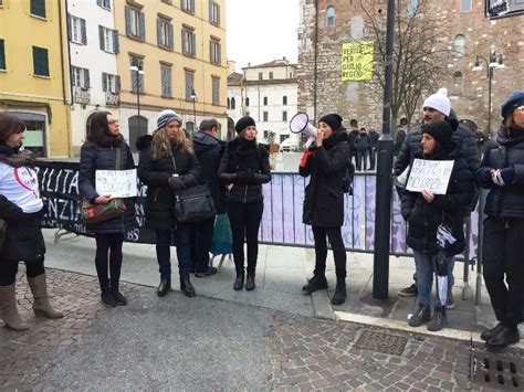 Maestre E Maestri In Piazza Per La Visita Della Ministra Fedeli