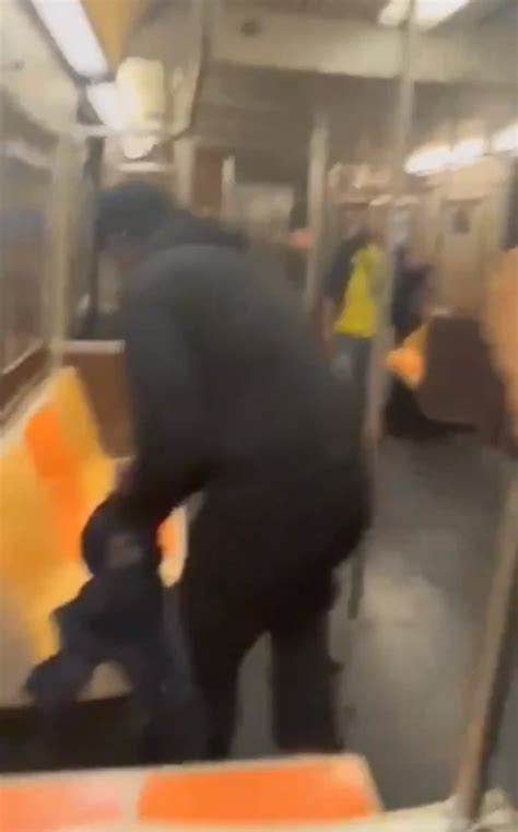 Une Terrifiante Bagarre Explose Dans Le Métro De New York Buzznews