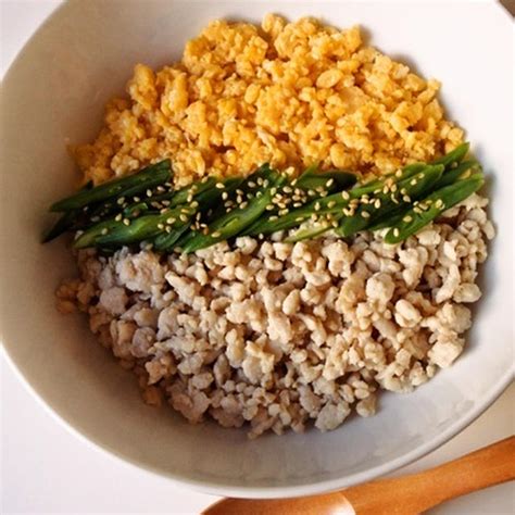 鶏白湯でプチッと三色鶏そぼろ丼 By すたーびんぐさん レシピブログ 料理ブログのレシピ満載！