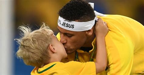Neymar ganha abraço do filho Davi Lucca ao chegar em casa nesta quarta feira dia de agosto