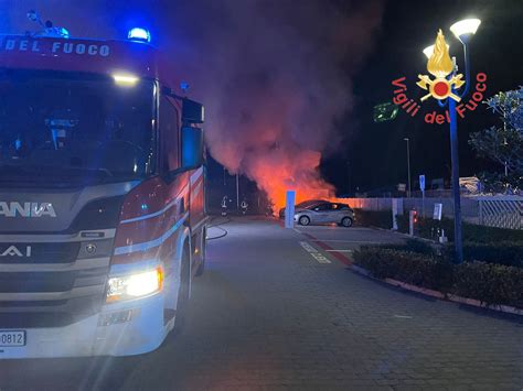 Catanzaro Auto In Fiamme In Una Concessionaria Di Viale Europa