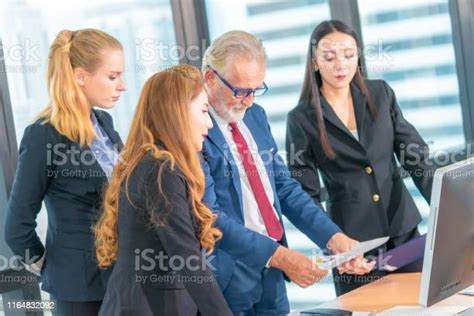 관리자 상사는 도움과 사무실에서 그녀의 장교를 가르치고있다 경영자에 대한 스톡 사진 및 기타 이미지 경영자 교사 교육 관련 직업 교습 Istock