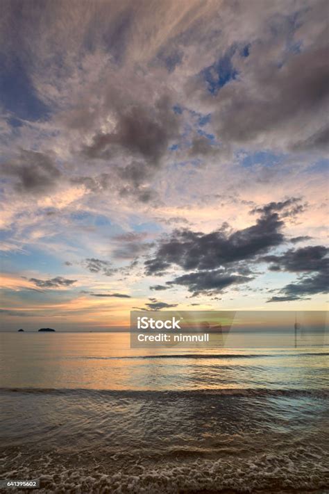 화려한 일몰 코 창 태국에서 바다의 해안 바다의 일몰은 바다 의 지평선 너머로 해가 지는 파도가 있는 황금빛 일몰 하늘입니다 0명에 대한 스톡 사진 및 기타 이미지 Istock