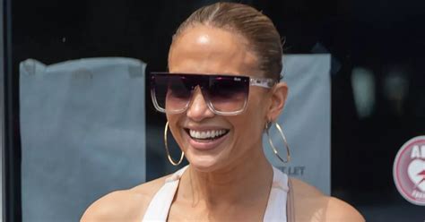 Jennifer Lopez Displays Incredibly Toned Tummy And Tiny Waist In Sexy