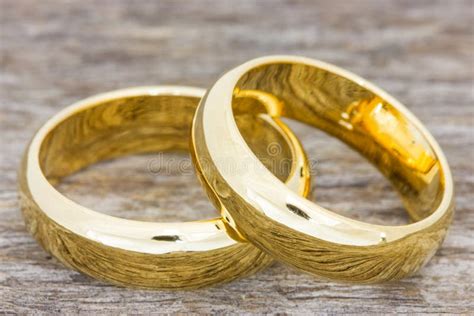 Paare Der Goldenen Eheringe Stockfoto Bild von traditionell fälle