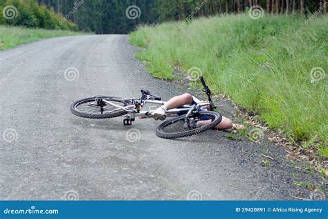 Meisje Gekwetst Het Verpletteren Fietsongeval Stock Afbeelding Image