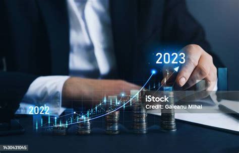 화살표 그래프 기업 미래 성장 연도 2022 년에서 2023 년으로 늘리십시오 계획 기회 도전 및 사업 전략 내년 2023 년