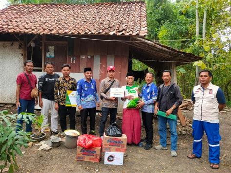 BAZNAS Dan Dinsos Sampang Berikan Bantuan Sembako Untuk Bapak Syahid
