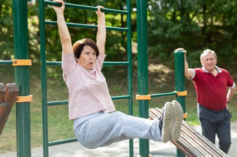 Mujer Madura Va A Los Deportes En El Parque De La Ciudad En El Campo Deportivo Haciendo