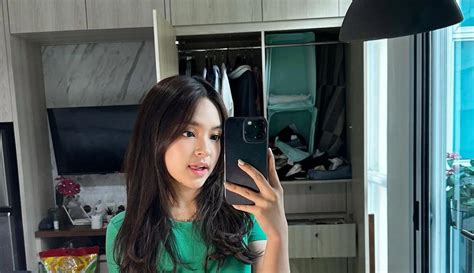 Punya Wajah Imut Intip Gaya Stunning Eca Aura Kenakan Outfit Seksi