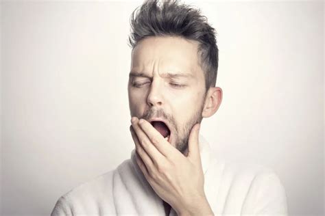 姿势不对起来重睡！如何避免熬夜对身体的危害？ 哔哩哔哩