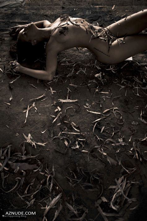 Rihanna Sexy Poses Naked Showing Off Her Gorgeous Figure In A