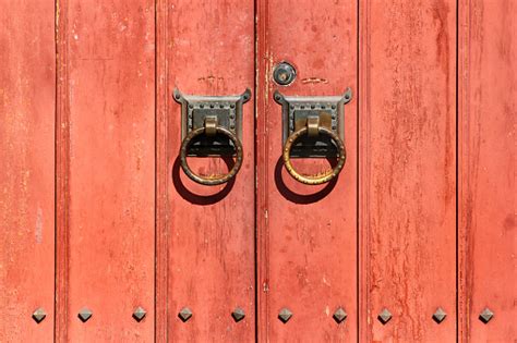 링 손잡이 Doorknockers로를 가진 오래 된 나무로 되는 문의 조각 0명에 대한 스톡 사진 및 기타 이미지 0명