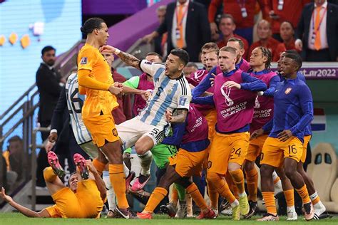 アルゼンチン―オランダ戦で乱闘寸前の事態 危険タックル→ボール敵ベンチ蹴り込み The Answer