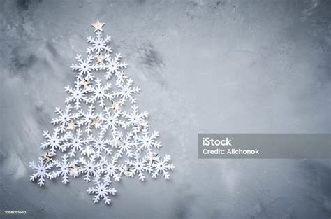 장식적인 Snowflakers 회색 배경에 크리스마스 나무의 형태로 마련 했다 개념에 대한 스톡 사진 및 기타 이미지 개념