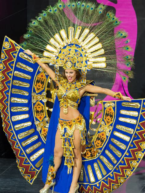 Los Trajes Típicos Más Extravagantes Telemundo