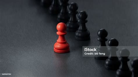 리더십의 개념인 흰색 전당포 조각은 검은색 배경에 렌더링3d 검은색 군중에서 눈에 띕니다 팀워크에 대한 스톡 사진 및 기타