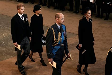Body Language Expert Calls Prince Harry And Meghan Markle Pda Moment
