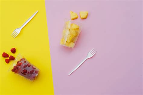 절단 과일 파인애플 및 딸기 노란색과 분홍색 배경에 평평 하다 구성 건강 한 간식입니다 상위 뷰 0명에 대한 스톡 사진 및 기타