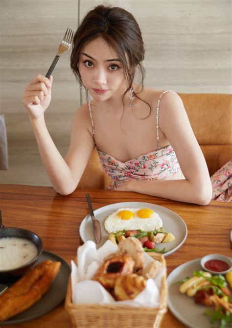 谢可寅穿碎花吊带裙蝴蝶骨抢镜 眼含秋水气质温柔 搜狐大视野 搜狐新闻
