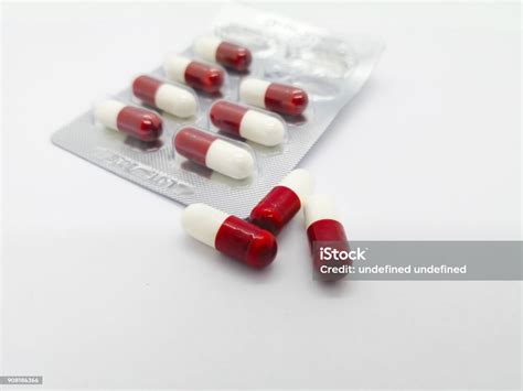 약물 치료 개념입니다 겜 300 Mg 흰색 배경에 고립 된 많은 레드화이트 캡슐 사용 혈 Cholesteral과 혈액에 있는 트리 글리세라이드 감소 전경 및 복사 공간에