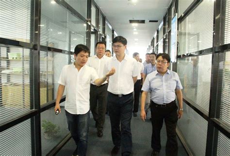 龙湾区委书记陈应许莅临我院调研并考察创新服务综合体建设情况 温州大学激光与光电智能制造研究院