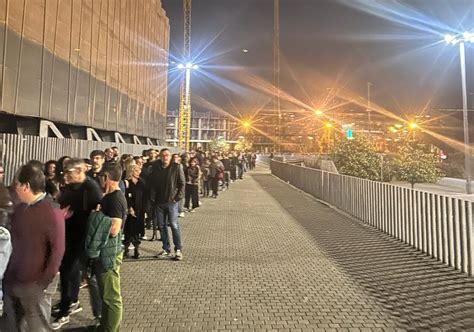 Colas De 45 Minutos Para Acceder Al Concierto De Depeche Mode En El Bec
